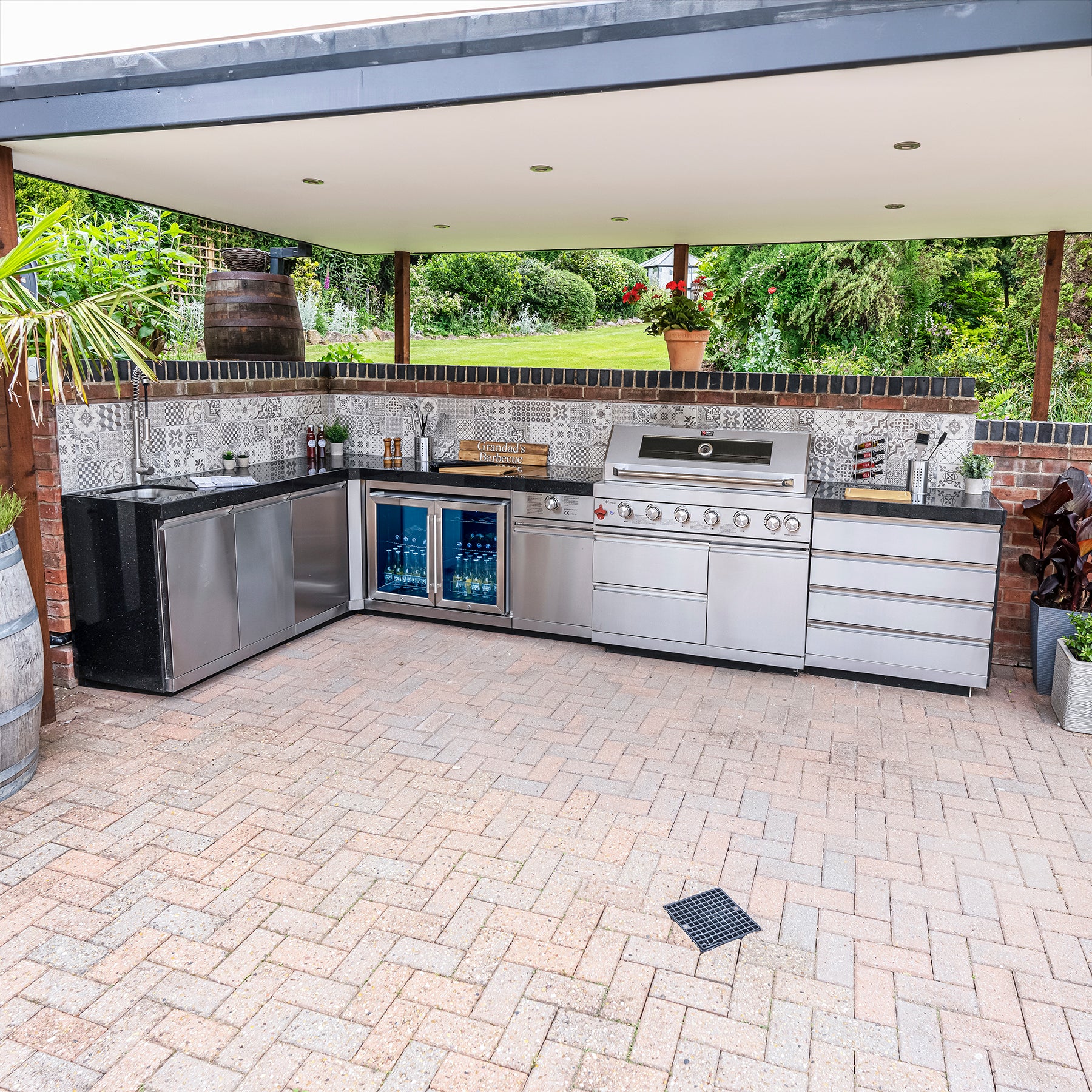 Discover the Latest Outdoor Kitchen Trends - Garden Trends